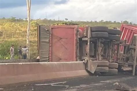 Carreta tomba na BR 040 e interdita o trânsito Tecle Mídia