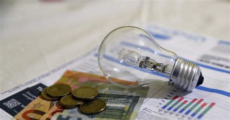 La nueva tarifa regulada de luz llegará con los precios a la baja