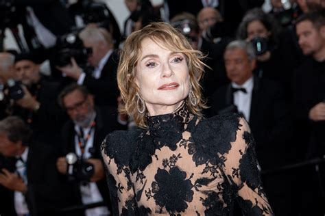Isabelle Huppert M Connaissable Look Gothique Et Cheveux Courts
