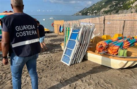 Il Vescovado Ombrelloni E Lettini Non Autorizzati Su Spiaggia Libera