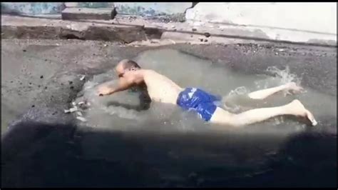 Morador Toma Banho Em Buraco Na Rua Em Protesto Contra Vazamento No