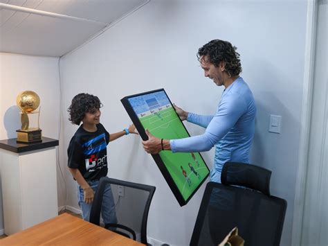 Nicolas ganha placa em homenagem ao golaço marcado do meio de campo