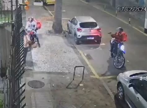Roubos em série em duas motos e armados falsos entregadores de