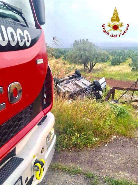 Incidente fra Belpasso e Paternò auto finisce fuori strada e si