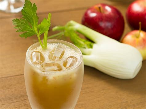 Suco detox de maçã Lucilia Diniz