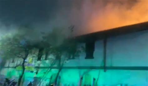 Más de 100 bomberos combaten voraz incendio en el centro de Santiago