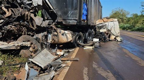 Gravíssimo acidente entre duas carretas na BR 162 deixa dois presos nas