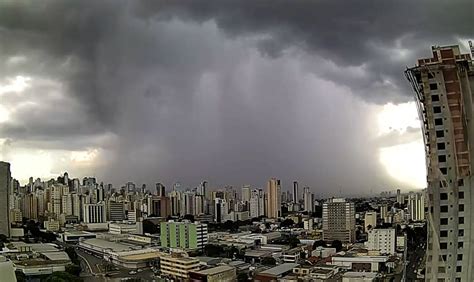 Formação de chuva intensa em Goiânia GO nesta tarde de quinta feira