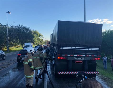 Caminhão pega fogo na BR 101 em Campos no RJ Norte Fluminense G1