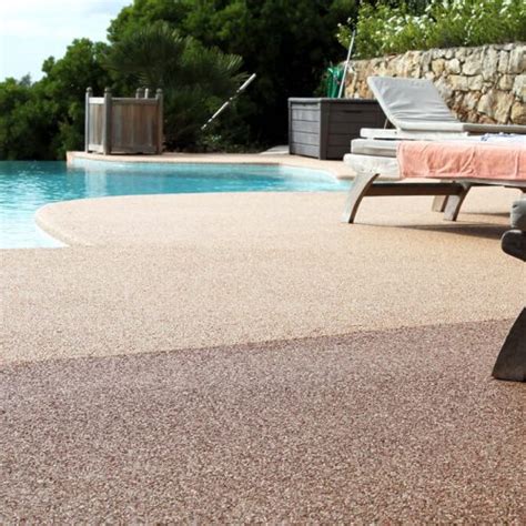 Revêtement drainant plage de piscine en résine Résineo