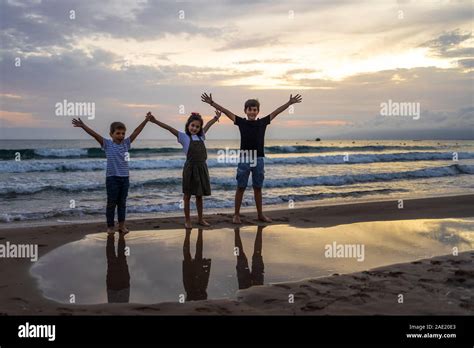 Une Famille Au Coucher Du Soleil Sur La Plage Banque D Image Et Photos