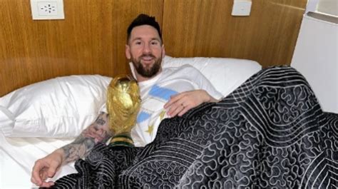 Sah Foto Lionel Messi Angkat Trofi Piala Dunia Jadi Postingan Ig