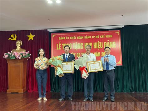 Lễ trao tặng Huy hiệu 30 năm tuổi Đảng và họp mặt kỷ niệm Ngày truyền