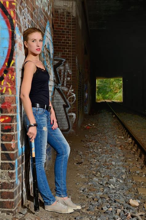 Pin On MUJERES DE CORREAS Y JEANS