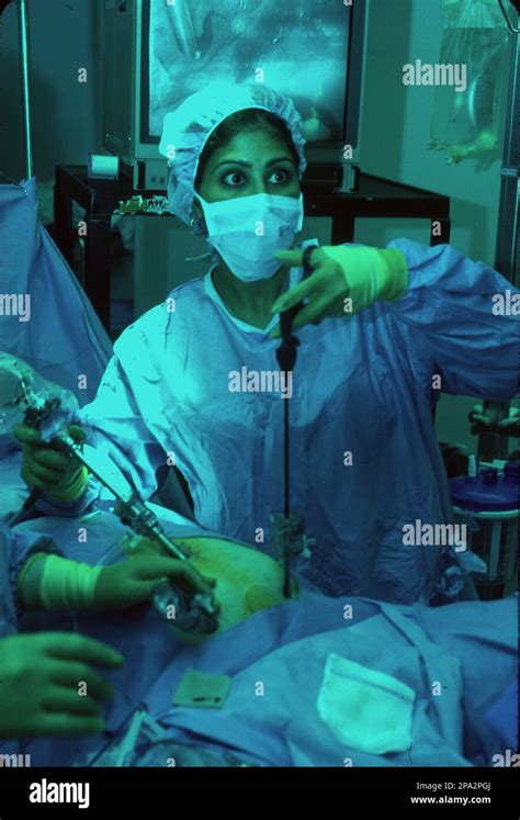 El cirujano femenino realiza una cirugía laparoscópica de la vesícula