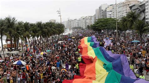 Parada LGBTI do Rio reúne 800 mil pessoas em Copacabana Brasil