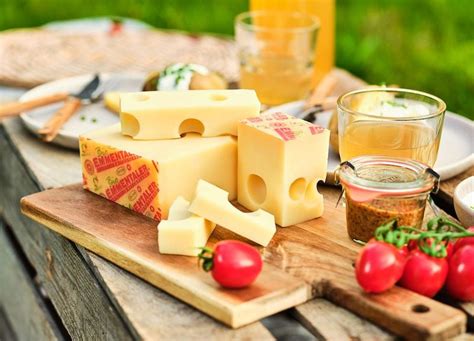 Este queso suizo sí es el auténtico con agujeros