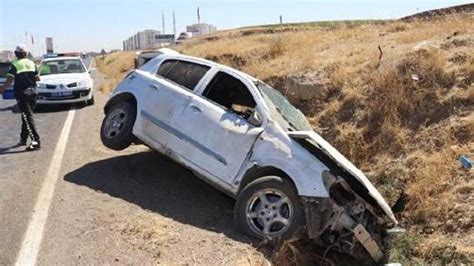 Diyarbakır da otomobil takla attı 4 yaralı En Son Haberler