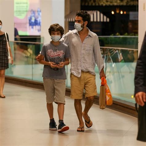 Caio Blat Faz Apari O Rara Filho Ca Ula Durante Passeio Quem
