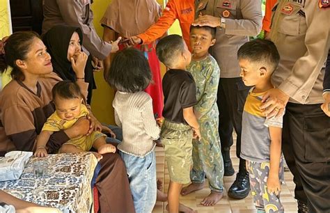 Warga Terdampak Bencana Banjir Bandang Di Tanah Datar Dan Agam