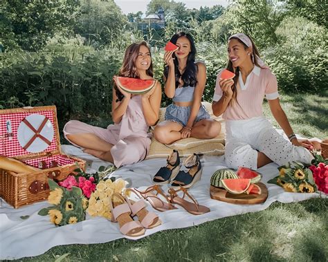 50 Kiểu Tạo Dáng Chụp Ảnh Nhóm Siêu Lầy Lội Độc Đáo Mytour