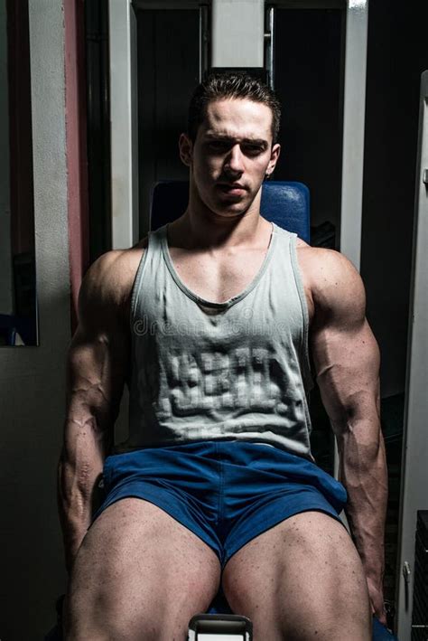 Halterofilista Que Faz O Exercício Pesado Para Os Pés Em Extensões Do