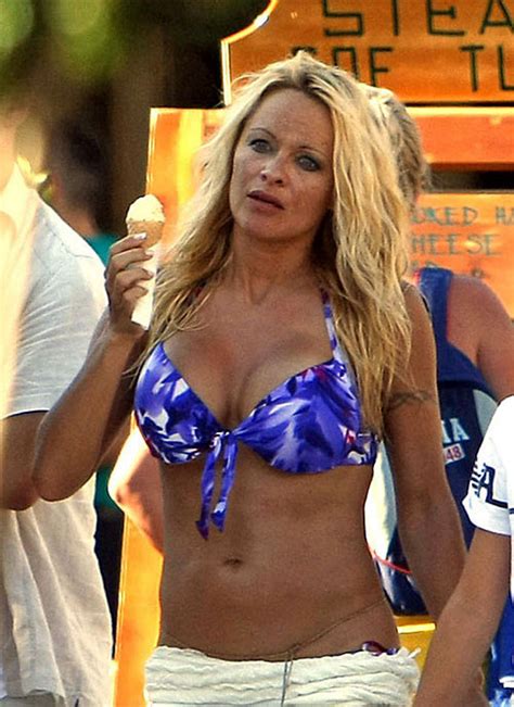 Pamela Anderson Mostrando Sus Bonitas Y Grandes Tetas Y Lamiendo Helado En Bikini Paparaz Fotos