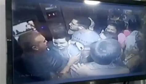 Vídeo flagra momento assustador em que elevador lotado despenca em Maceió