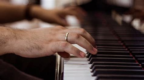 Cine e pianistul german care și a anulat concertele pentru a participa