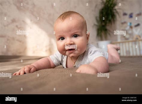 Petite fille avec un gros ventre Banque de photographies et dimages à