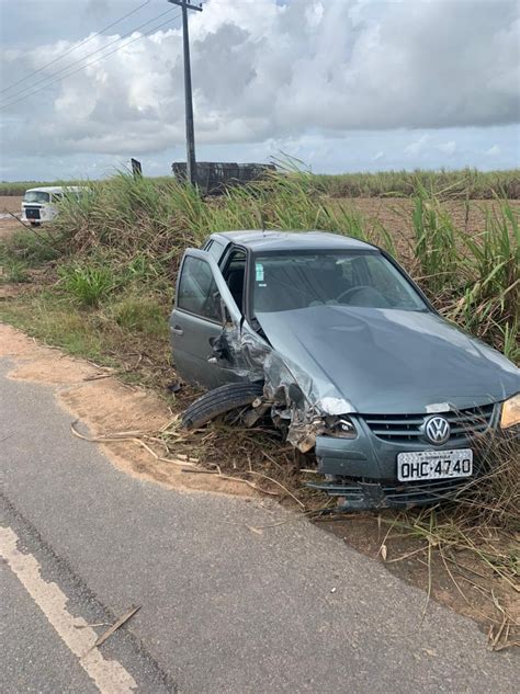 Idoso fica preso às ferragens após carro capotar em Arapiraca AL