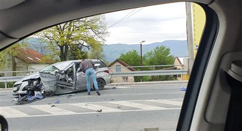 Više povrijeđenih u teškom udesu Vatrogasci sjekli vozilo FOTO