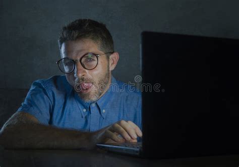 Hombre Despertado Lascivo Del Adicto a La Pornografía En Vidrios Del