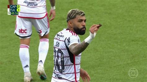 Gabigol Do Flamengo Come Biscoito Atirado Pela Torcida Do Athletico