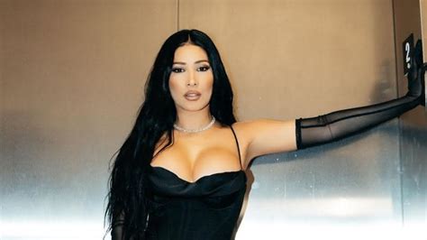 Simaria Sensualiza Decote Ousado E Quase Mostra Demais