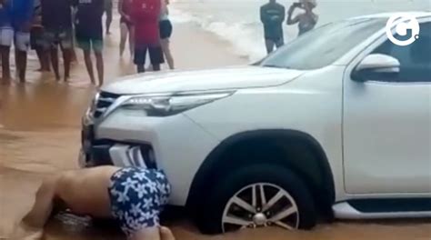 A Gazeta Carro Atola Na Praia De Peracanga Ao Rebocar Jet Ski Em