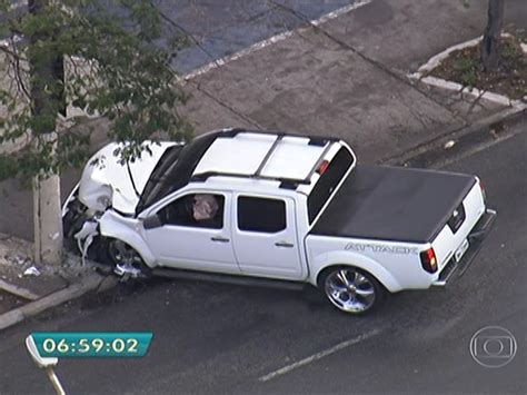 G1 SP 7h10 Carro Bate Em Poste Na Avenida Ermano Marchetti