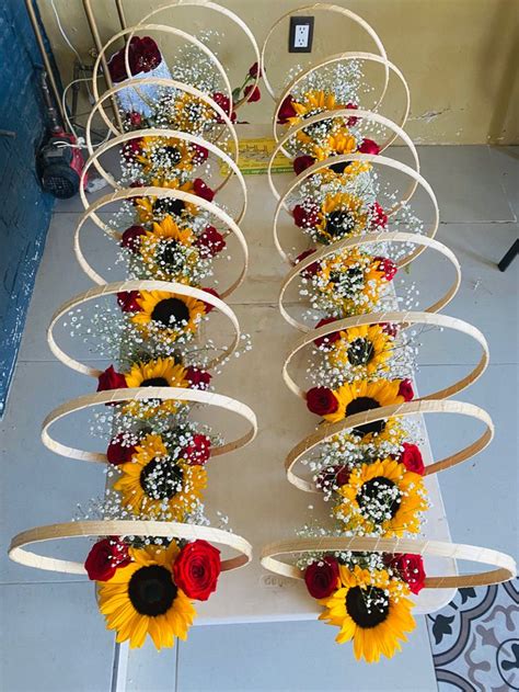 Centro De Mesa Con Girasoles Mariposas Para Boda Copas De Novios