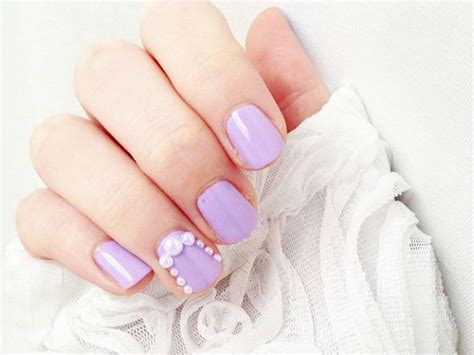 Vas a querer probar esta nueva moda de perlas en tus uñas FOTOS