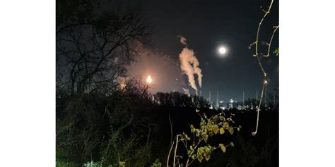 Métropole de Lyon La torchère de la raffinerie de Feyzin produit un