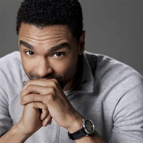 Vê a série Bridgerton Um dos protagonistas é o homem mais bonito do