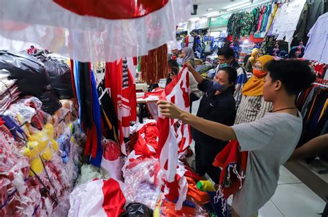 FOTO Jelang HUT RI Ke 77 Penjual Bendera Merah Putih Di Pasar Senen