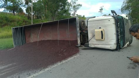 Carreta tomba e fecha trânsito na 040 em Carandaí Barbacena Online