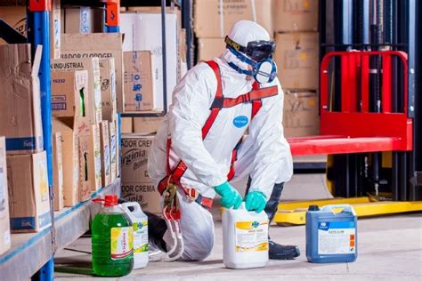 Riscos químicos veja exemplos e dicas para prevenção no ambiente de