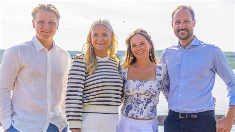 El verano ártico de Haakon y Mette Marit de Noruega con sus hijos