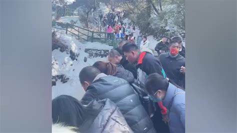 峨眉山景区回应员工无防护下悬崖捡手机：时间紧急，已提醒凤凰网视频凤凰网