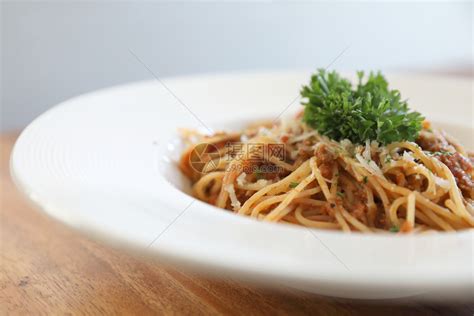 意大利菜意大利肉酱面配牛肉末和番茄酱配帕尔马干酪和罗勒高清图片下载 正版图片303415652 摄图网