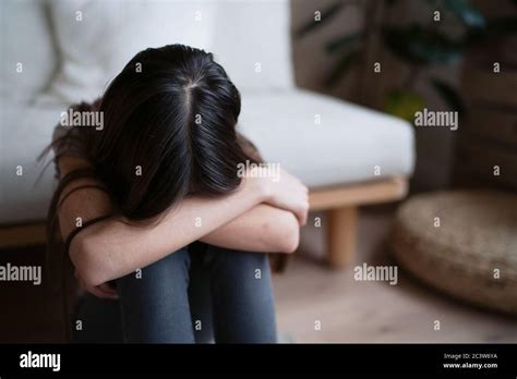 Upset Girl Broken Heart Sitting Fotos e Imágenes de stock Alamy