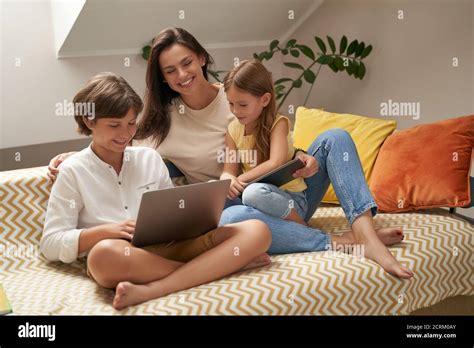 Joven hermosa familia caucásica madre y sus dos lindos hijos pequeños