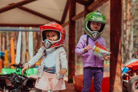 Dos niñas divirtiéndose en el parque mientras usan un casco de